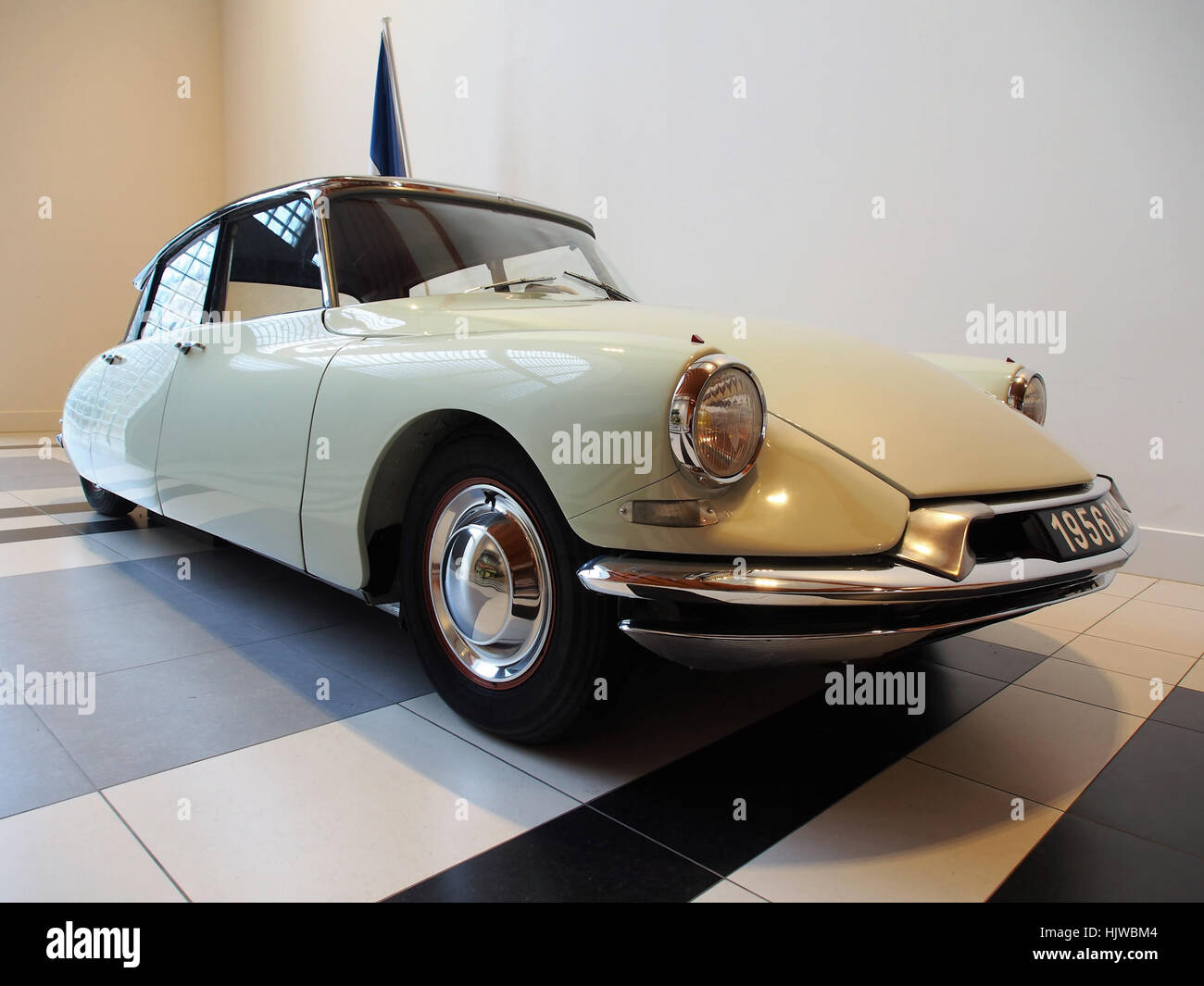 The 1956 Citroën DS 19, a revolutionary French car with a 75hp 4 ...