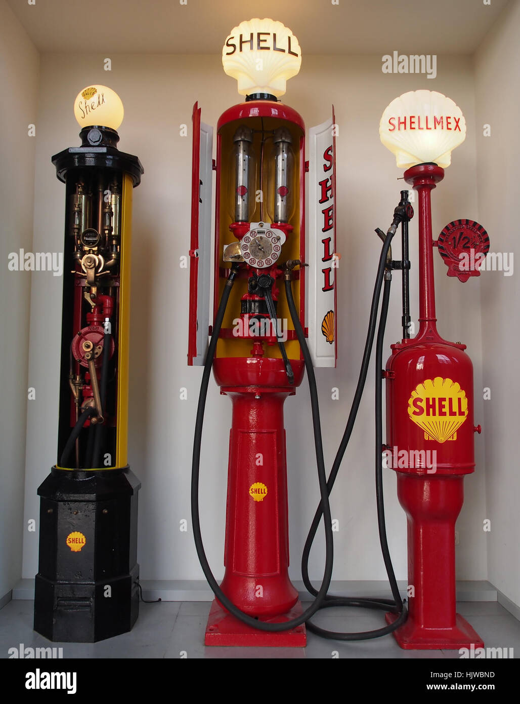 Vintage shell gas station hi-res stock photography and images - Alamy