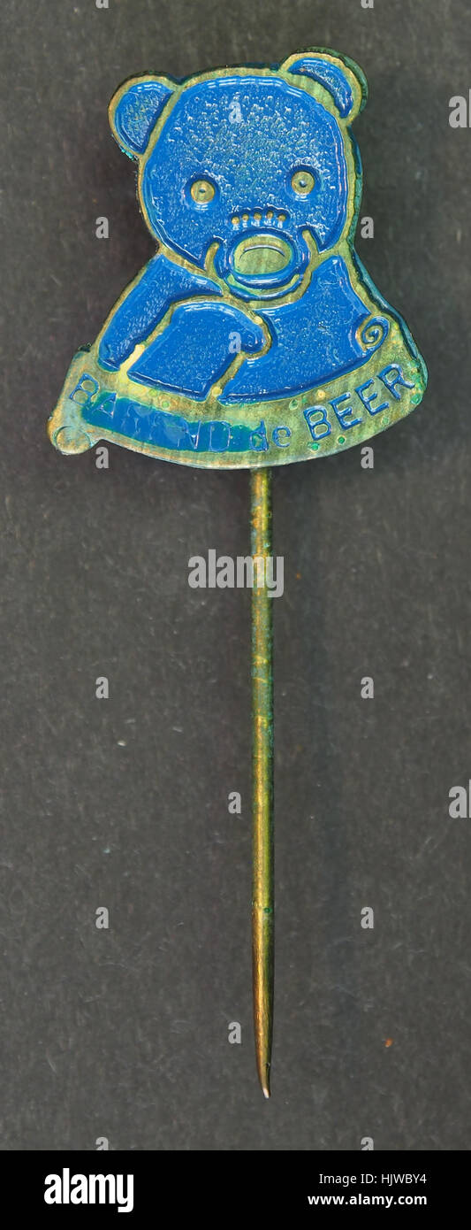 This vintage advertising pin was produced for Barend de Beer, a ...