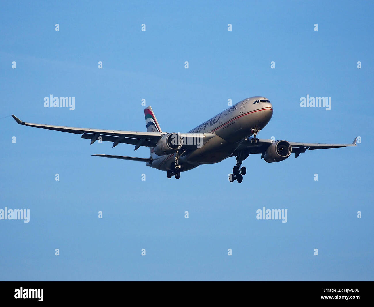 A6-EYQ Etihad Airways Airbus A330-243 landing at Schiphol AMS EHAM pic2 ...