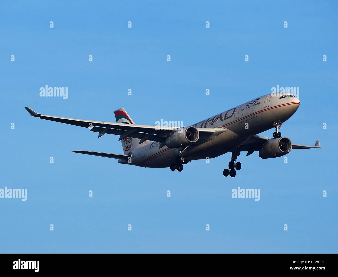 A6-EYQ Etihad Airways Airbus A330-243 landing at Schiphol AMS EHAM pic1 ...