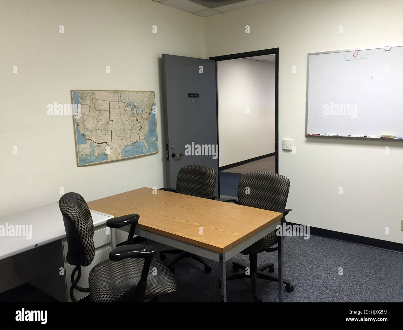 Empty office desk hi-res stock photography and images - Alamy