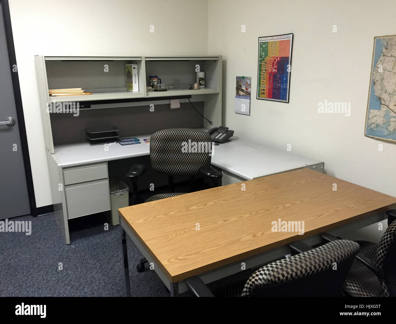 Empty office desk hi-res stock photography and images - Alamy