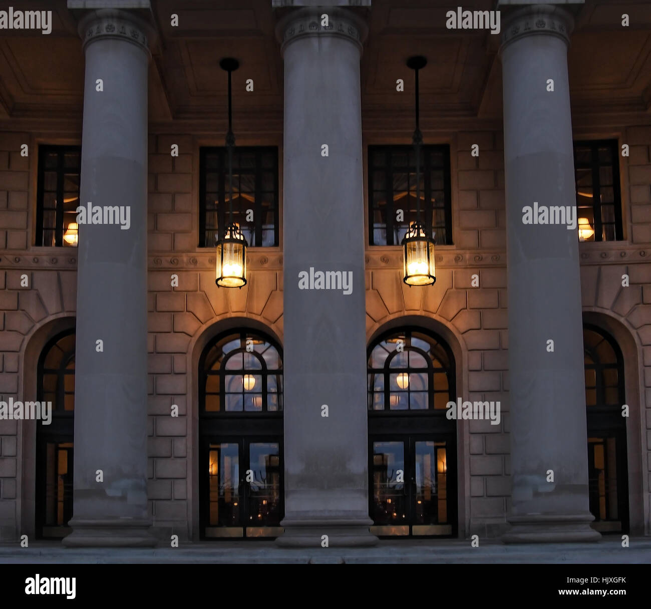 Building with pillars hi-res stock photography and images - Alamy