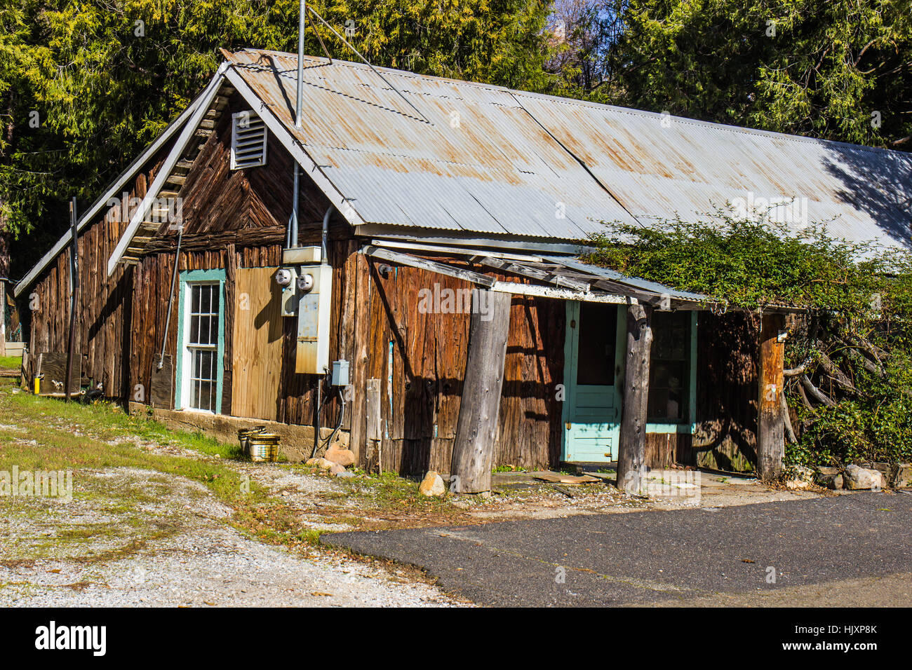 Rustic Tin Roof Building With Wood Log Siding Stock Photo - Alamy