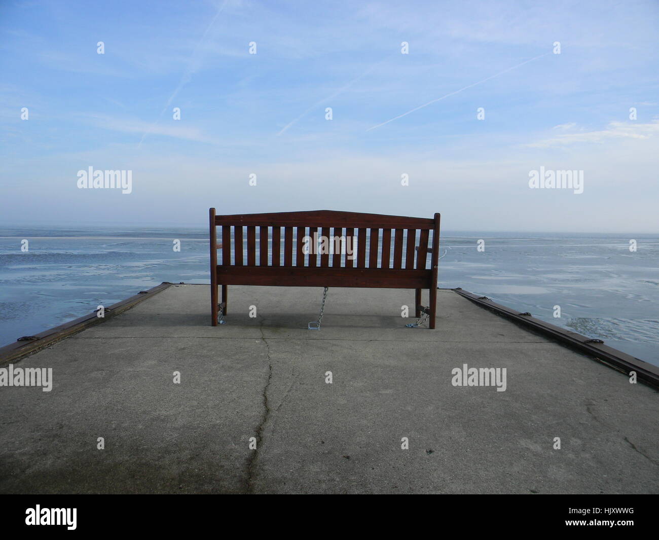 Lonely bench hi-res stock photography and images - Alamy