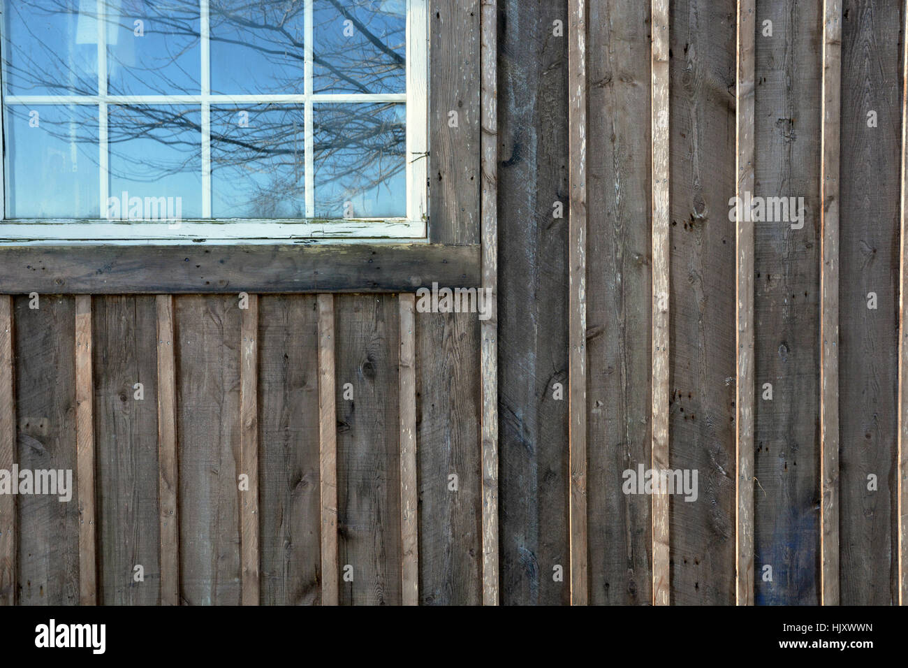 Rustic cabin window hi-res stock photography and images - Alamy