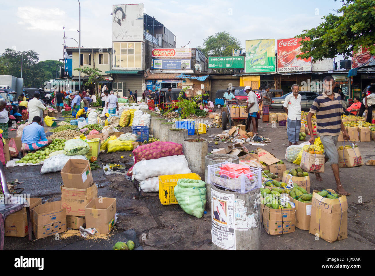 Customers and vendors on Manning market, Pettah District, Colombo, Sri ...