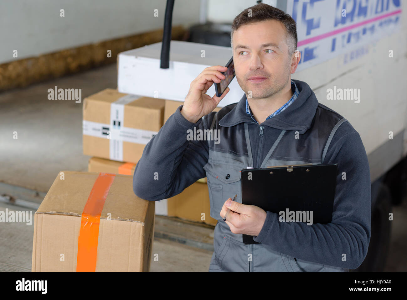 Mover packing truck hi-res stock photography and images - Alamy