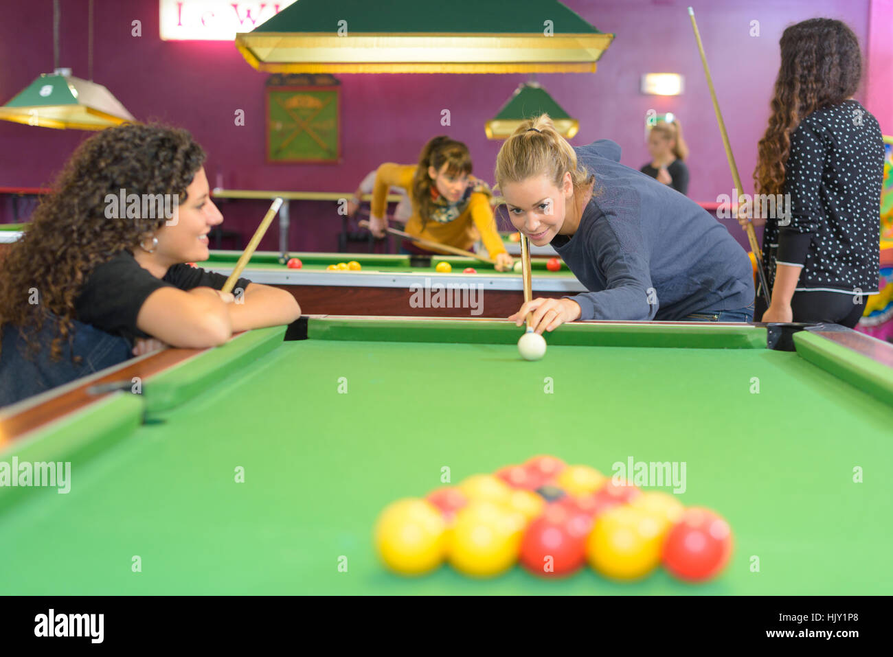 Female pool player hi-res stock photography and images - Alamy