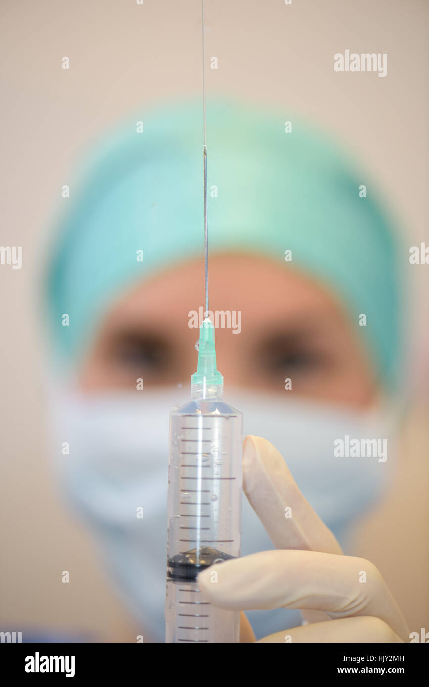 Closeup of nurse measuring dose in syringe Stock Photo - Alamy