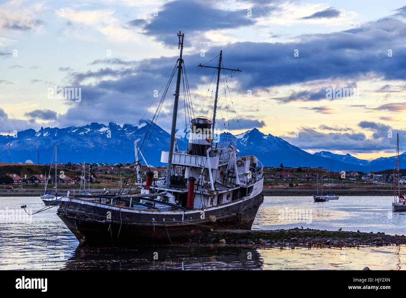 Broken ship hi-res stock photography and images - Alamy