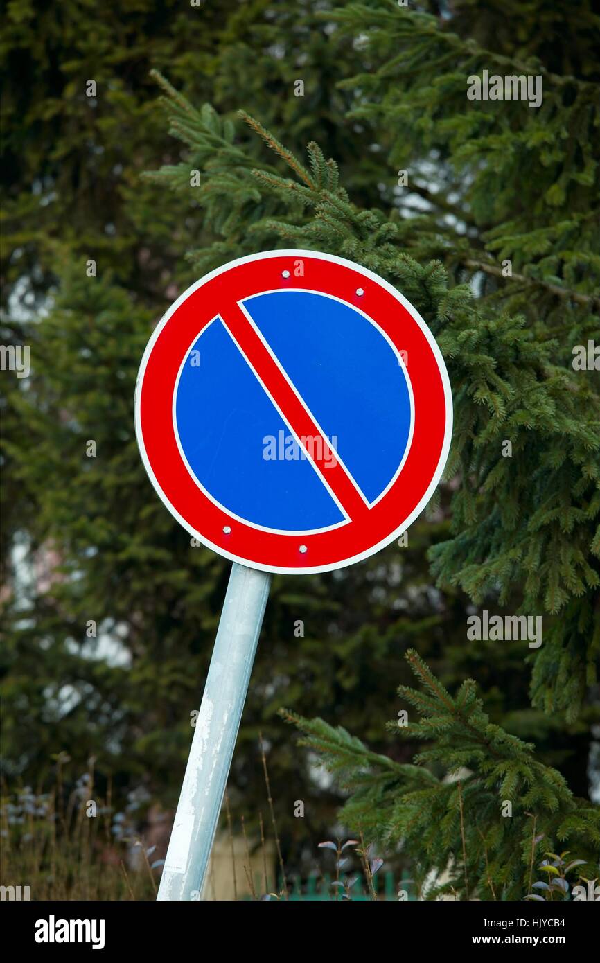 No parking traffic sign in front of trees Stock Photo - Alamy