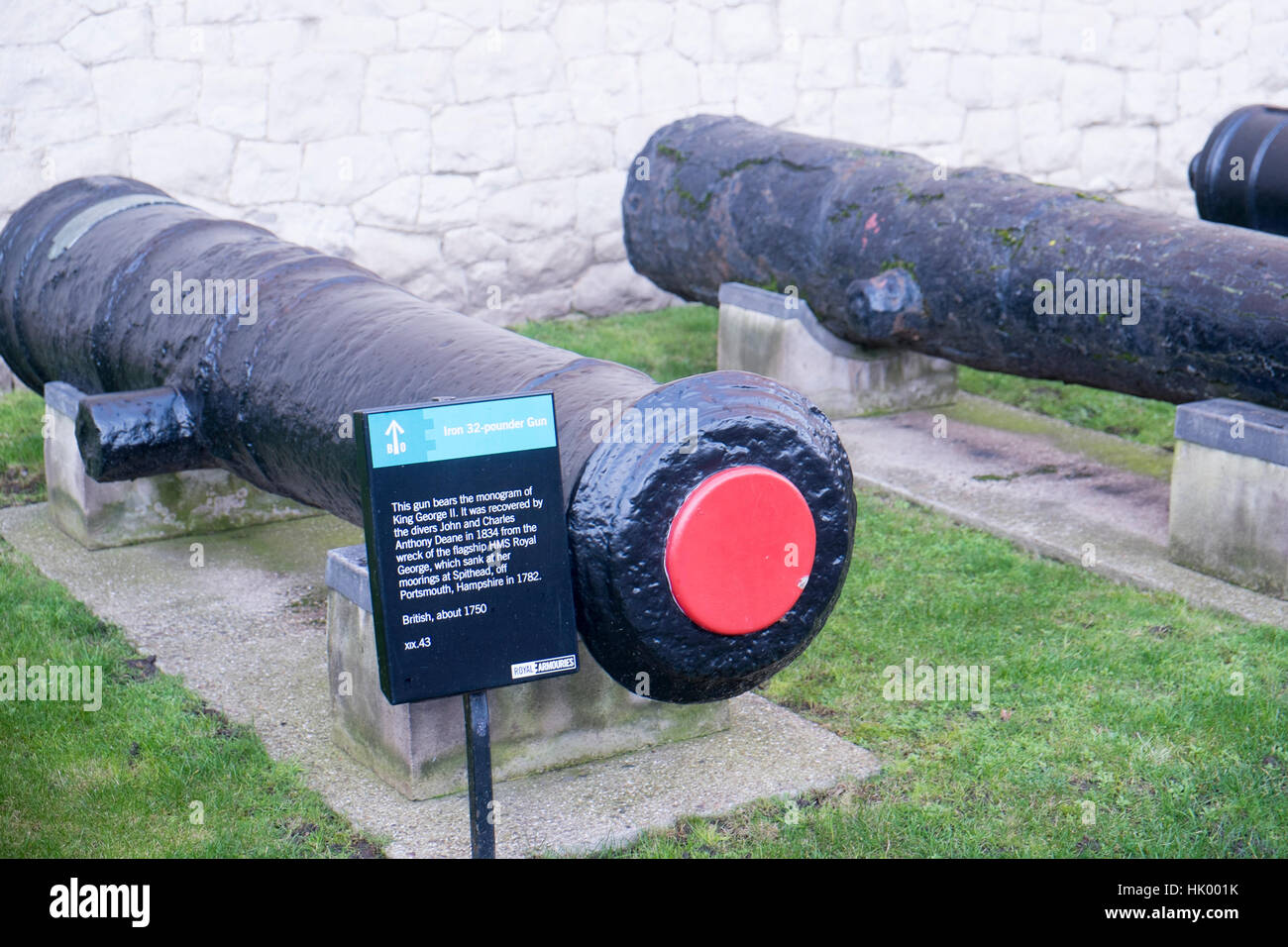 32 pounder cannon hi-res stock photography and images - Alamy