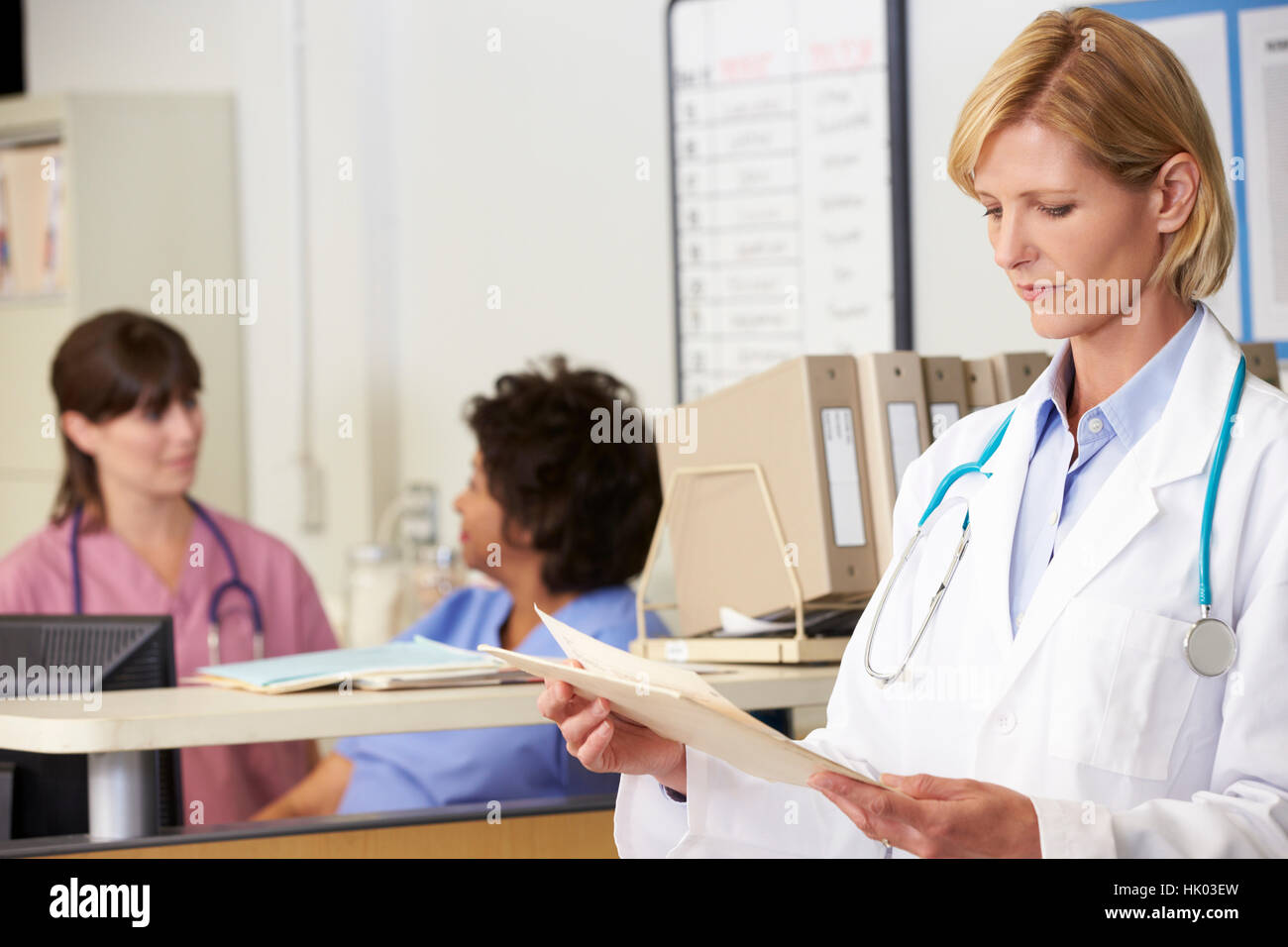 Doctor reading notes colleague hi-res stock photography and images - Alamy