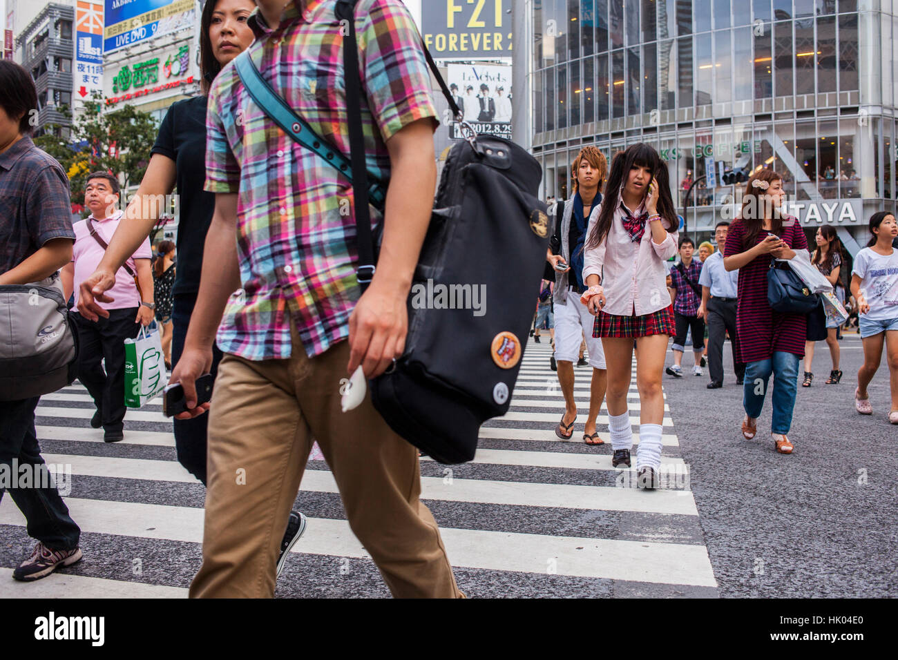 Girl, girls, woman, women, young, youth, younger, Crowd, crowded, Rush ...
