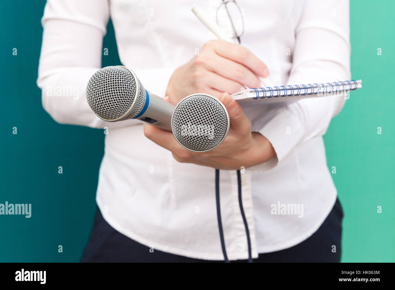 Journalist taking notes hi-res stock photography and images - Alamy