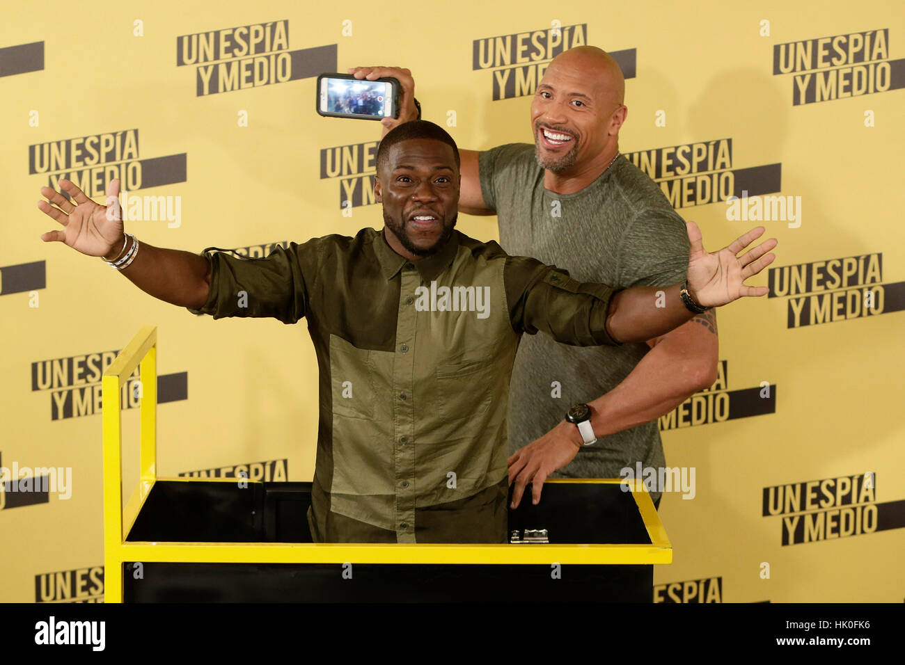 Actors Dwayne Johnson and Kevin Heart during the photocall of the film ...