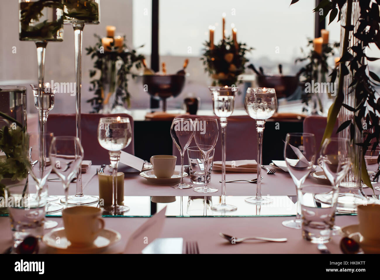 Formal dinner party setting hi-res stock photography and images - Alamy
