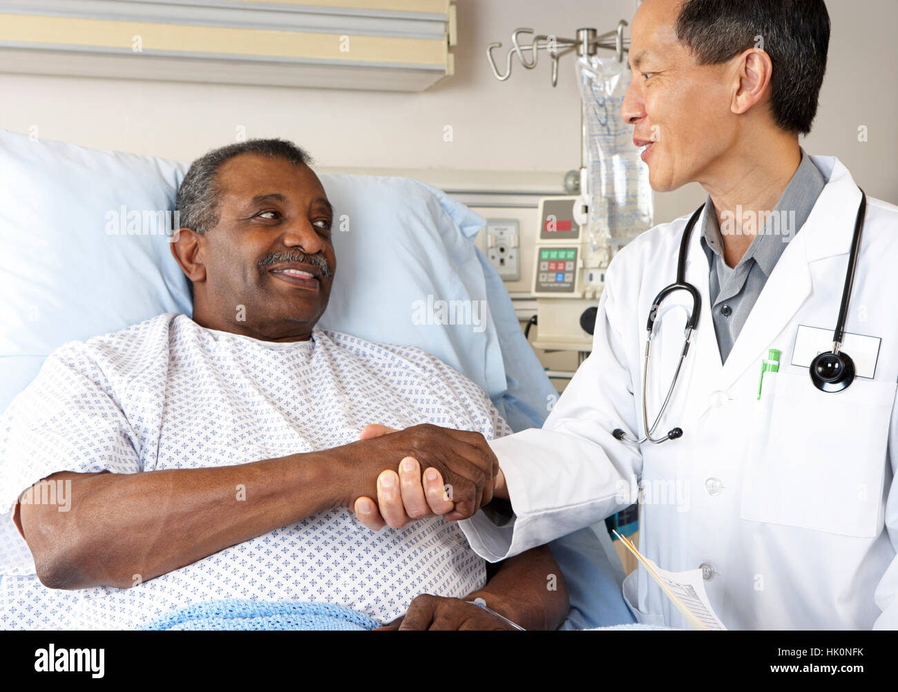 Doctor Visiting Senior Male Patient On Ward Stock Photo - Alamy