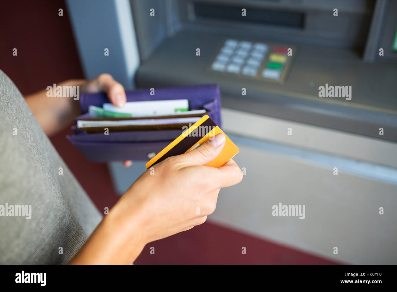 hands with money and credit card at atm machine Stock Photo - Alamy