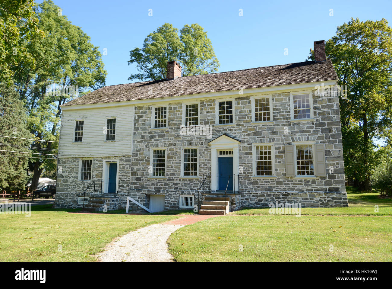Colonial style house exterior hi-res stock photography and images - Alamy