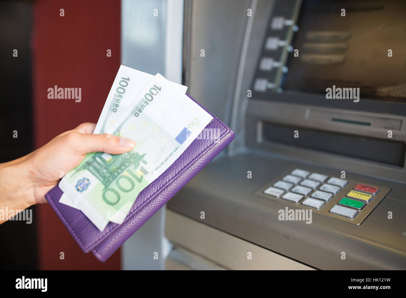 close up of hand withdrawing money at atm machine Stock Photo - Alamy
