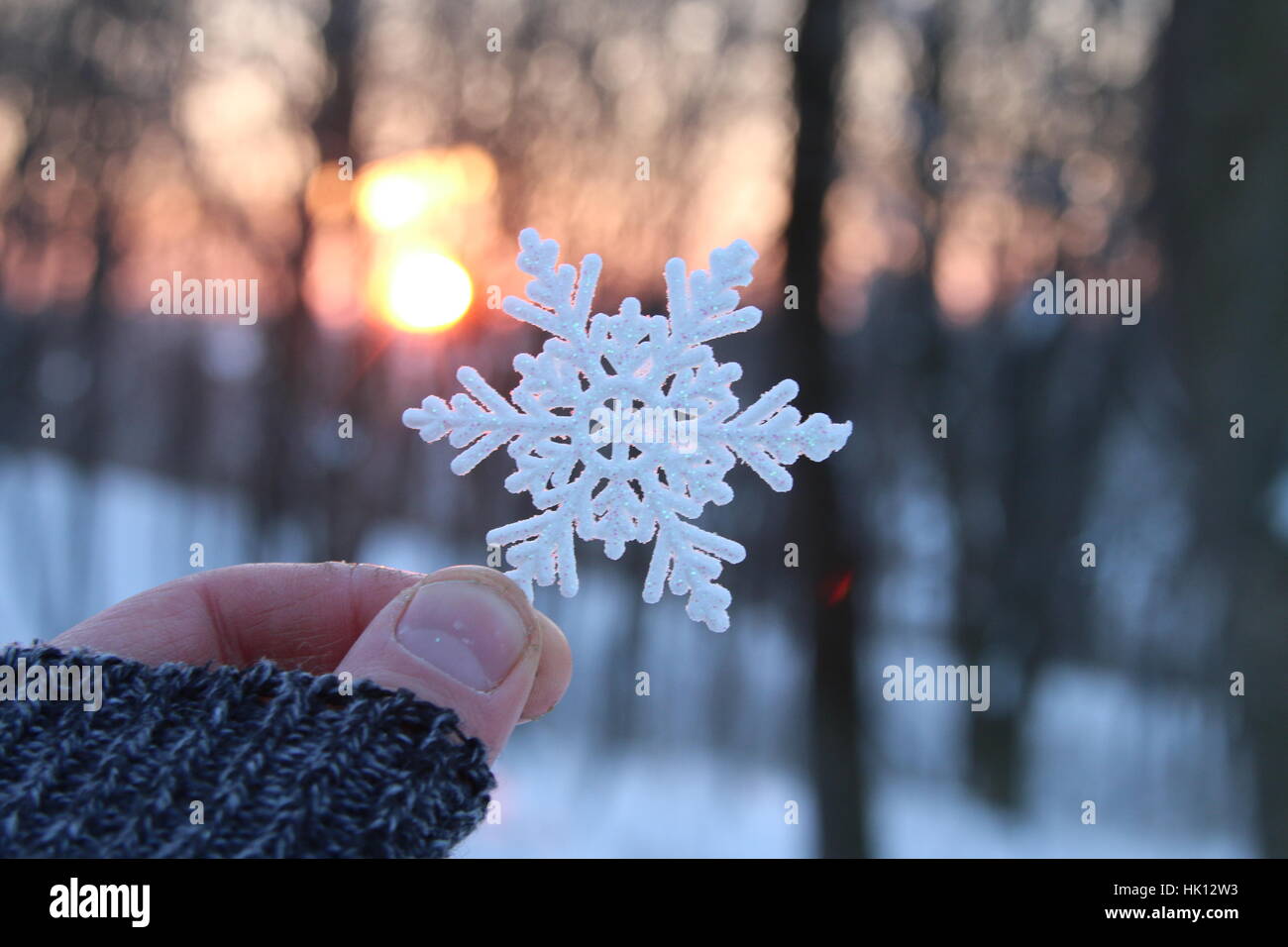 Hand holding crystals hi-res stock photography and images - Alamy