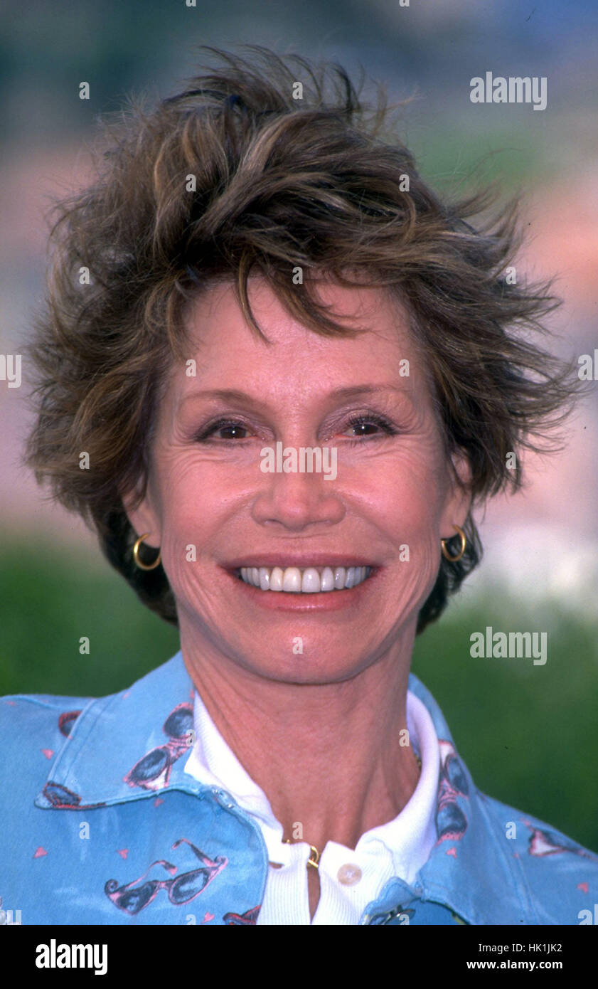 Mary Tyler Moore, six-time Emmy Award winner and star of The Dick Van ...