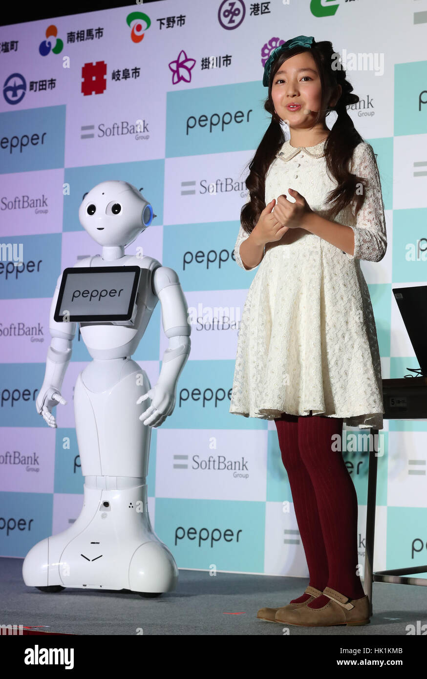 Tokyo, Japan. 25th Jan, 2017. 12-yea-old Japanese actress Kanon Tani (R ...