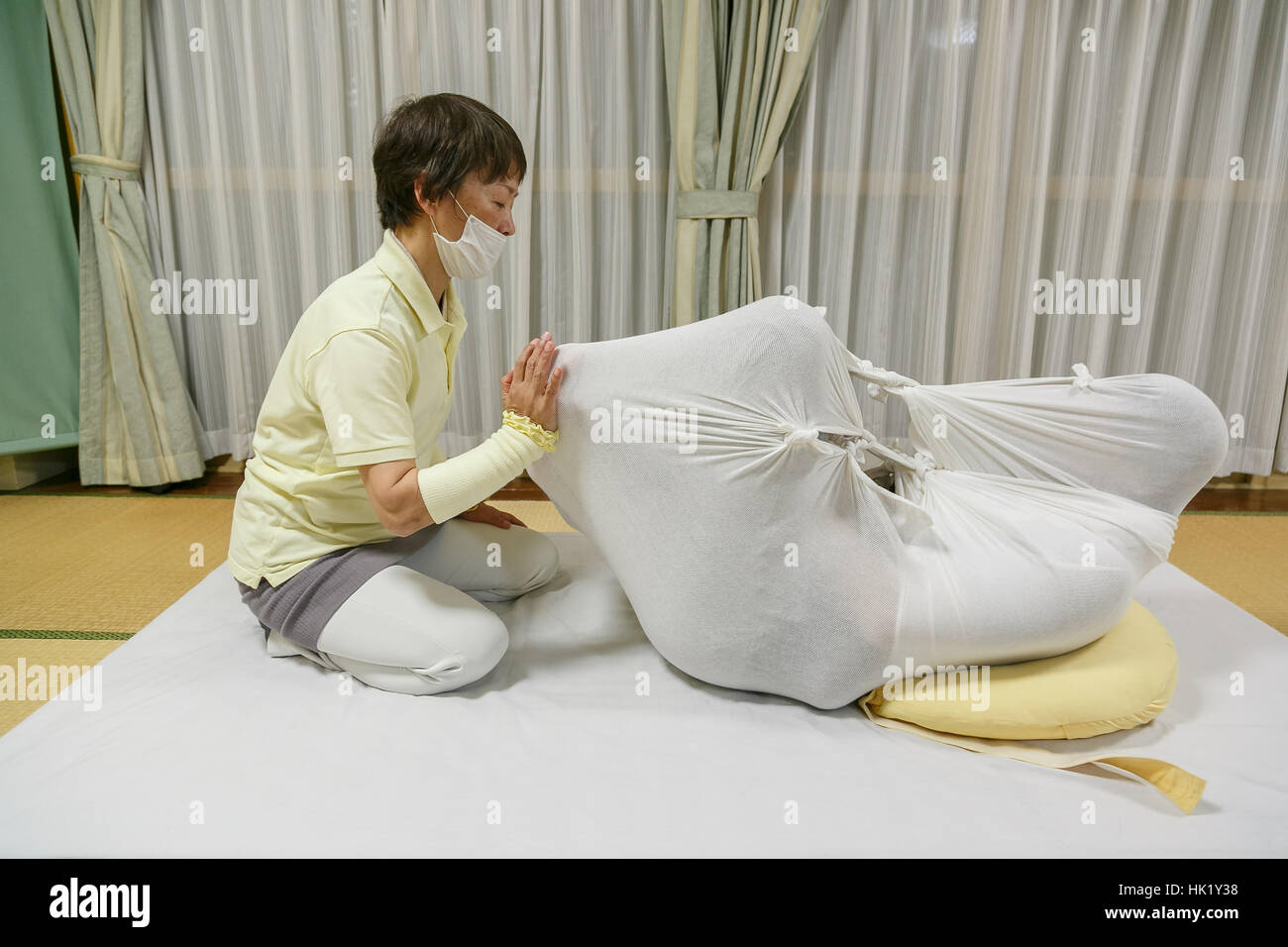 Tokyo, Japan. 4th Feb, 2017. A therapist wraps a man in cloth during an ...
