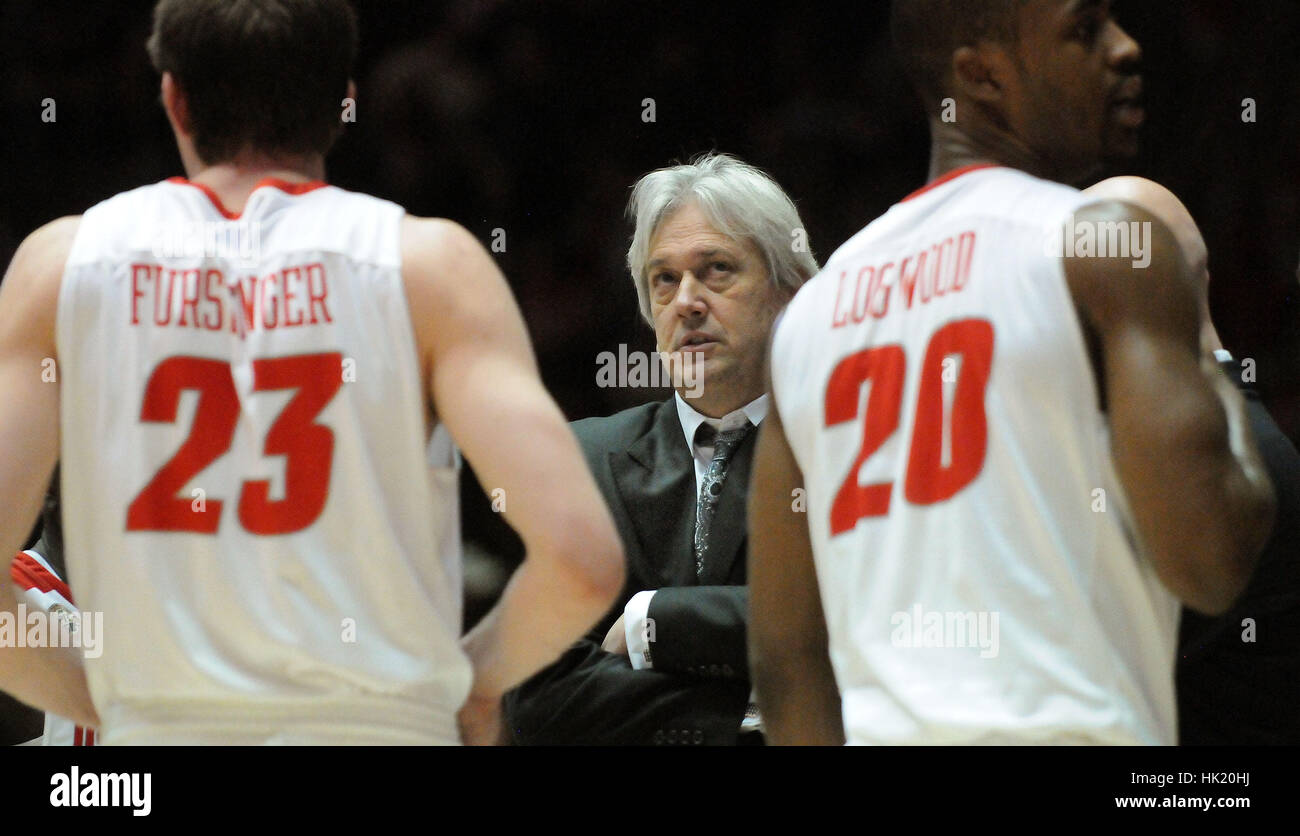 Albuquerque, USA. 4th Feb, 2017. UNM's coach Craig Neal looks to the ...