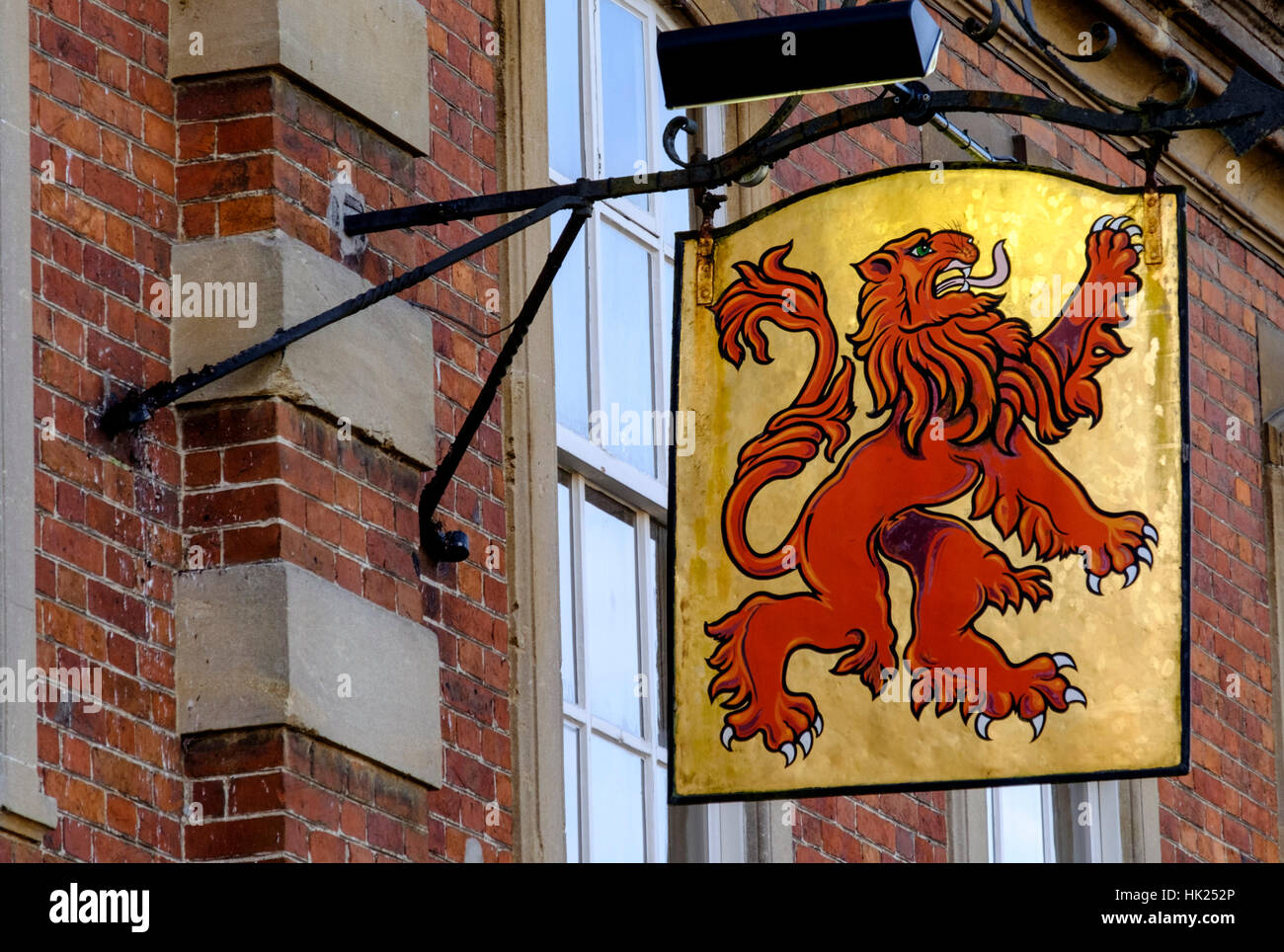 Red lion english village pub hi-res stock photography and images - Alamy