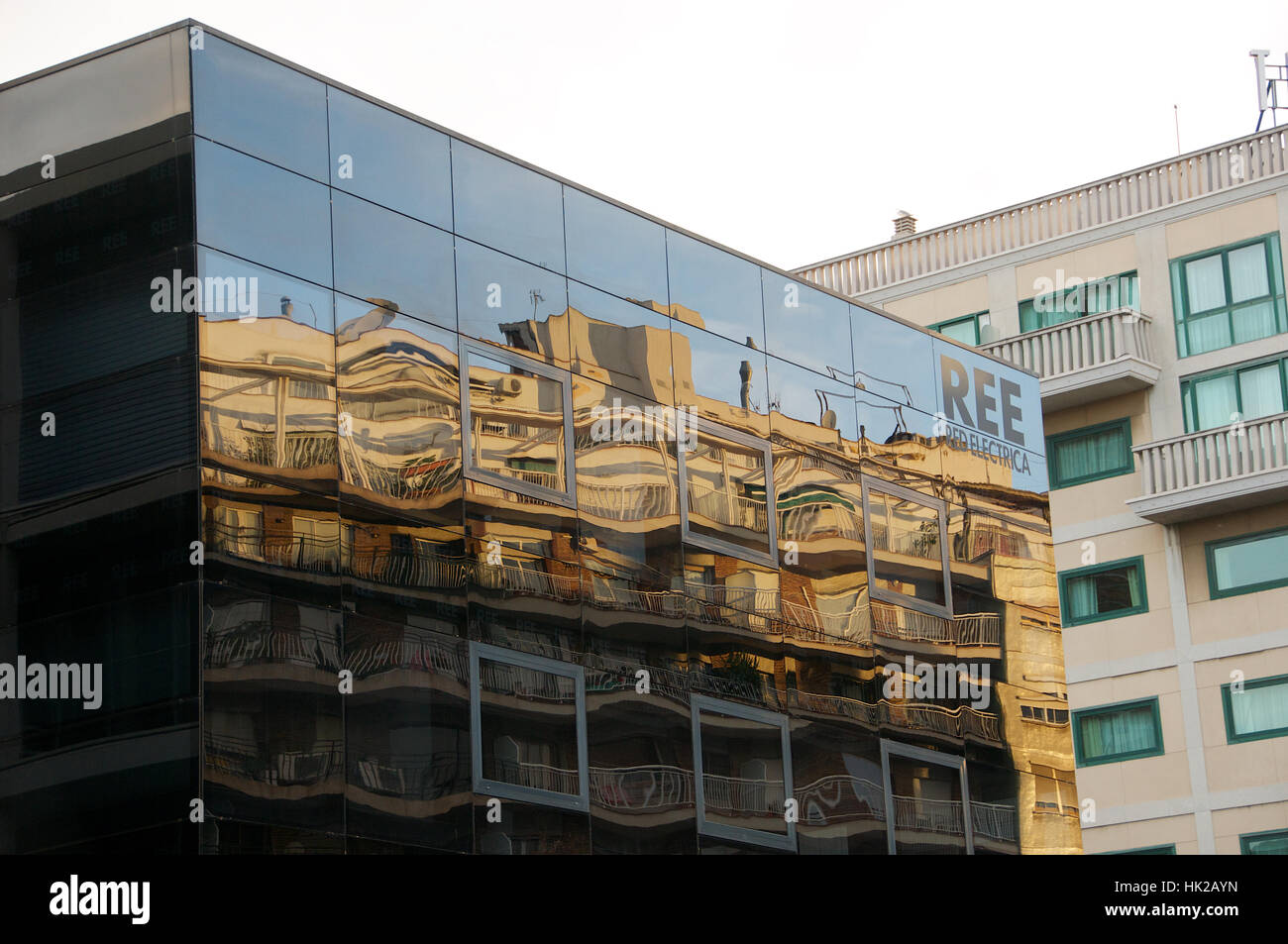 Parallel buildings hi-res stock photography and images - Alamy