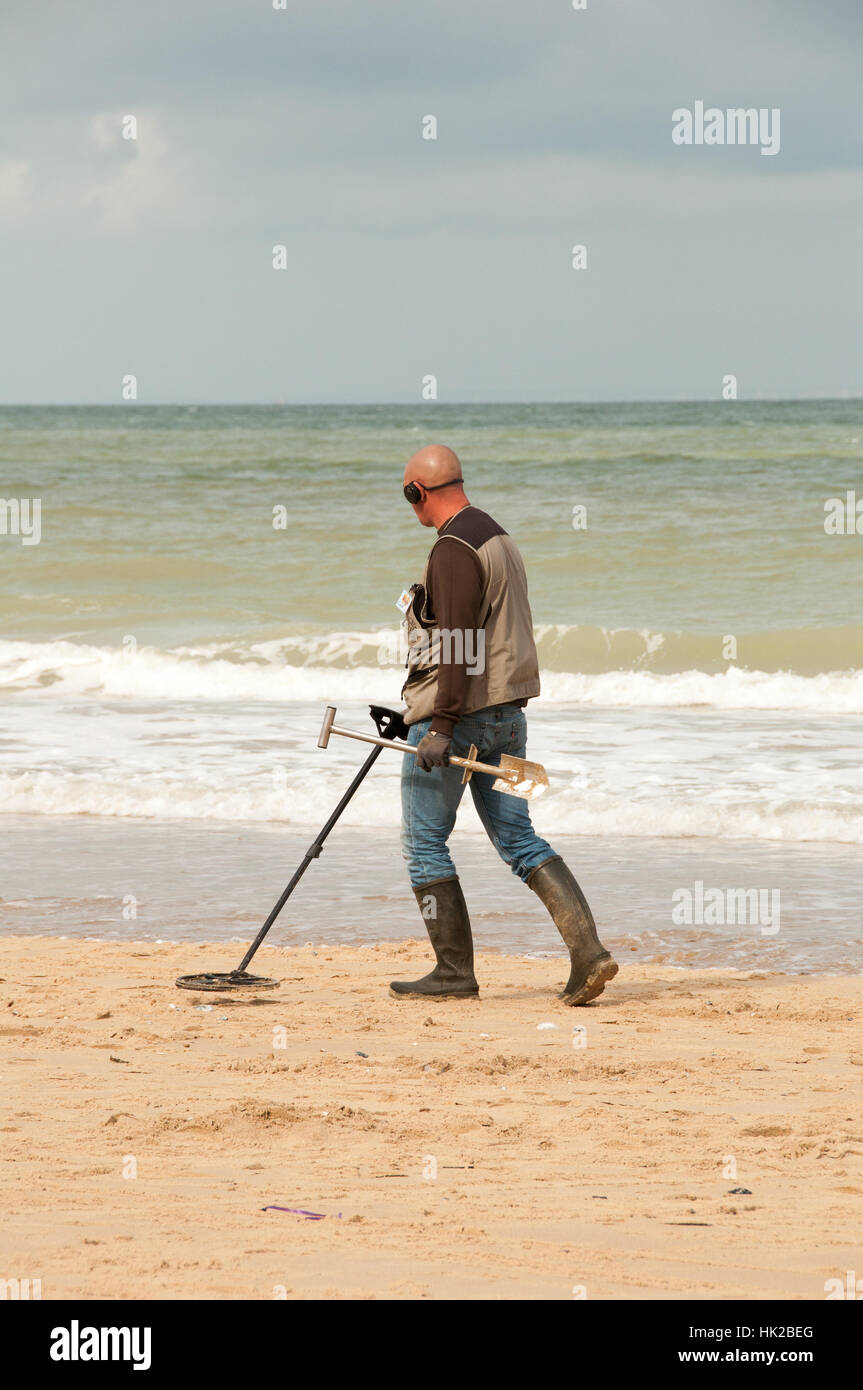 Man metal detector combing beach hi-res stock photography and images ...