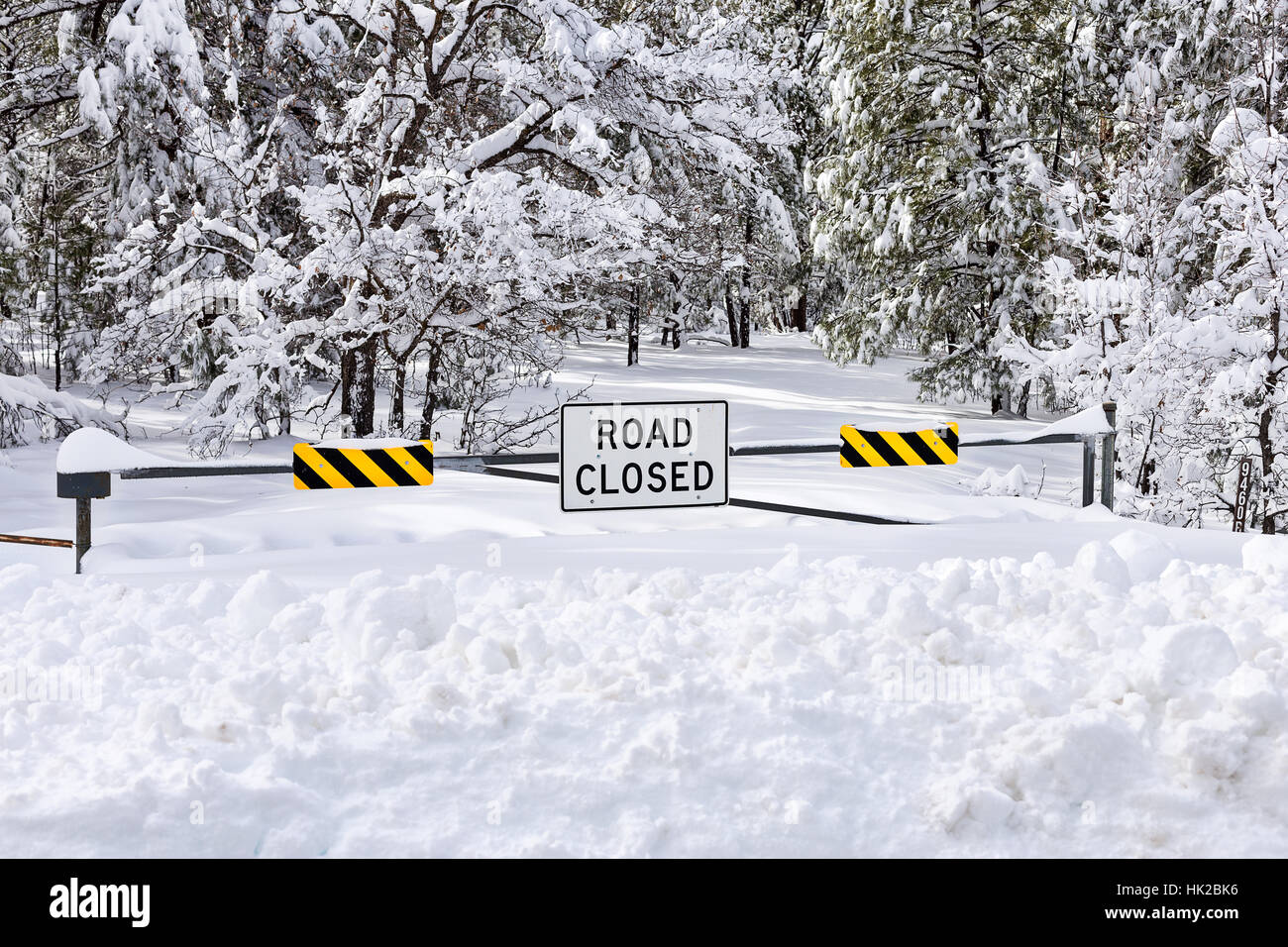Road closed sign hi-res stock photography and images - Alamy