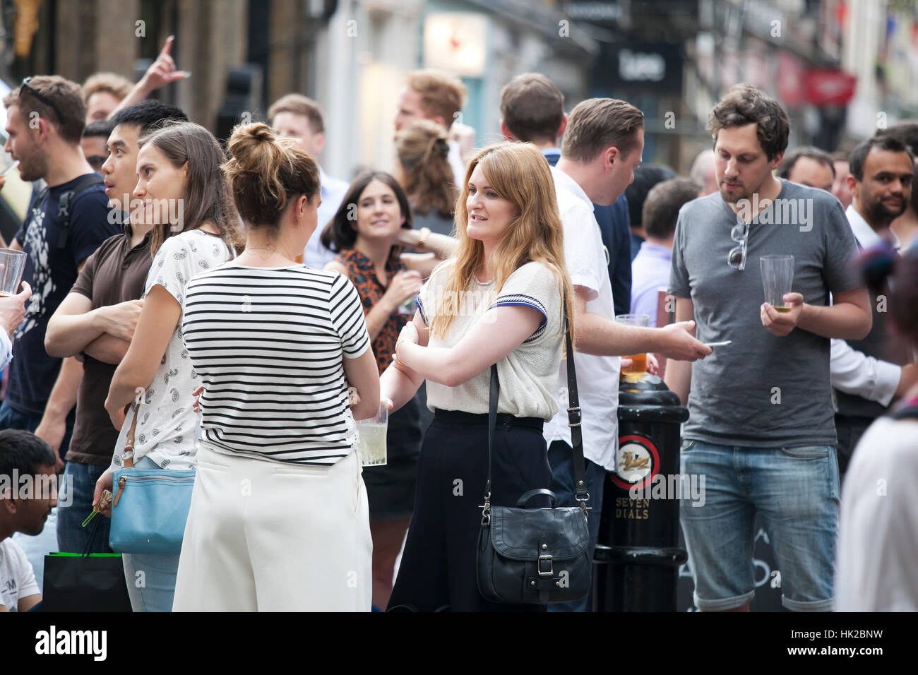 Crowd pub mobile phone hi-res stock photography and images - Alamy
