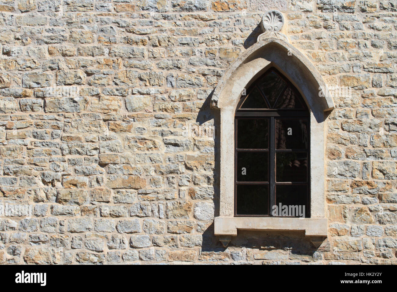 Window in medieval wall hi-res stock photography and images - Alamy