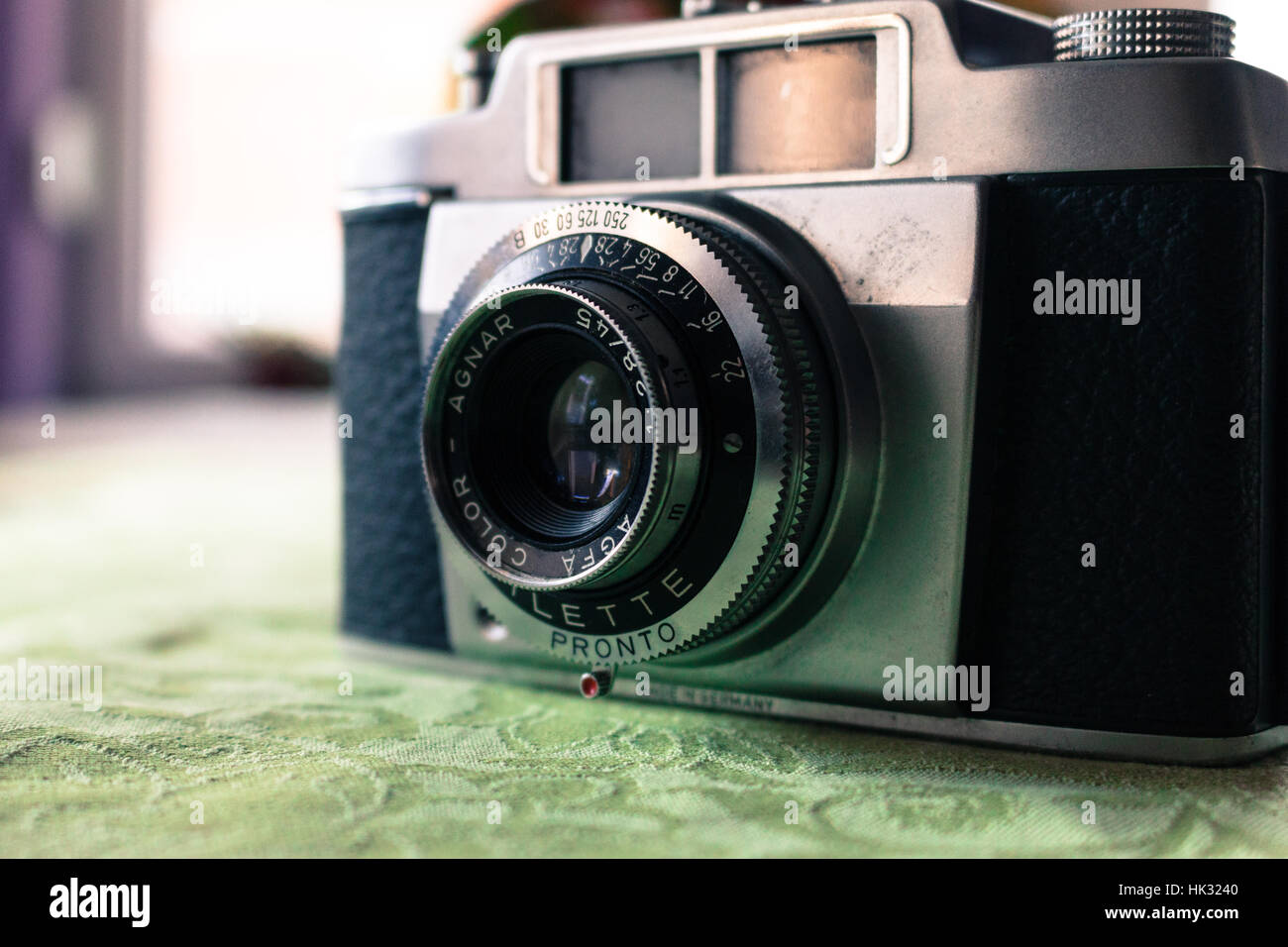 Old school camera hi-res stock photography and images - Alamy