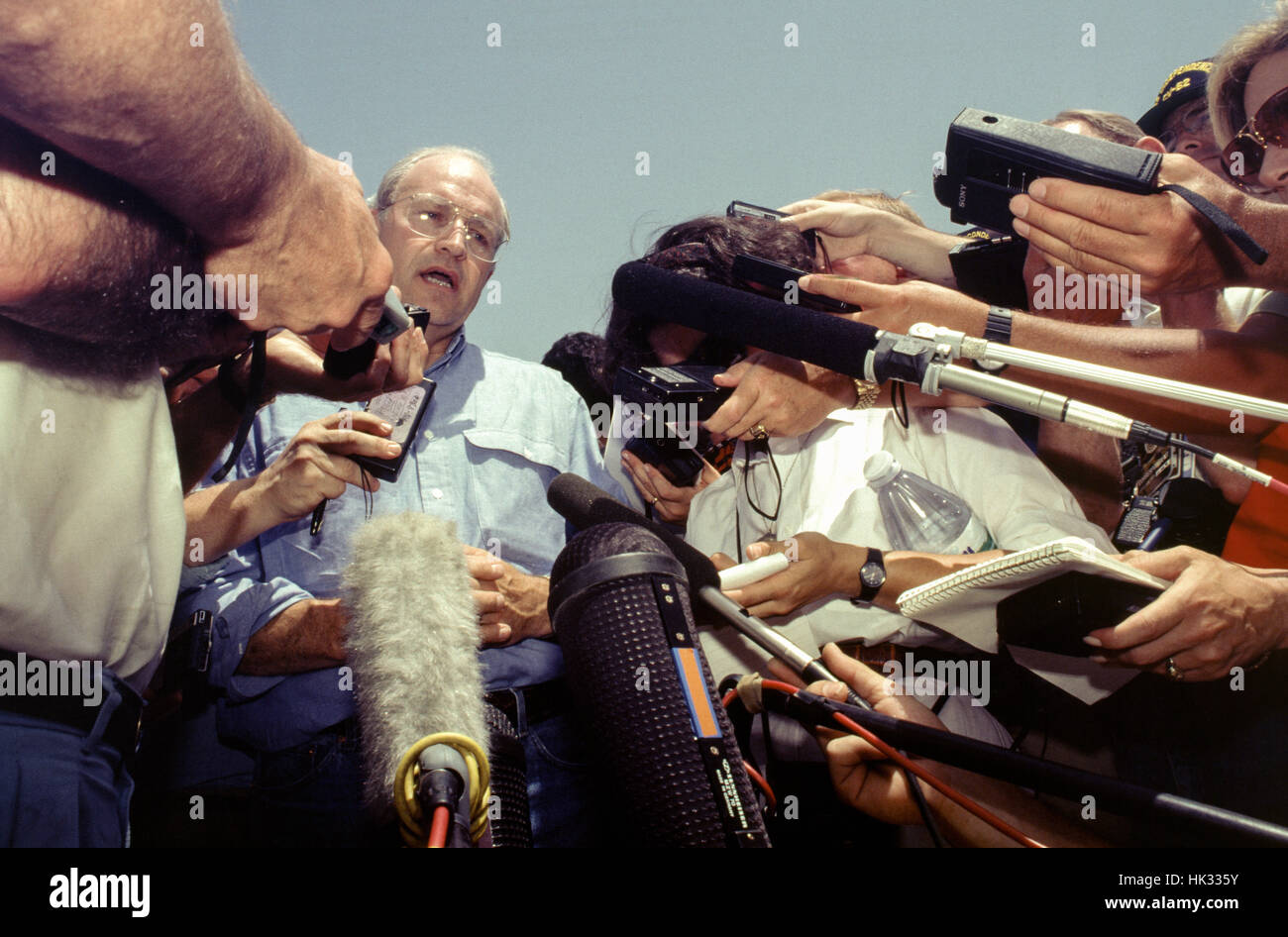 Dick Cheney in Dhahran, Saudi Arabia visiting US Army soldiers as US ...