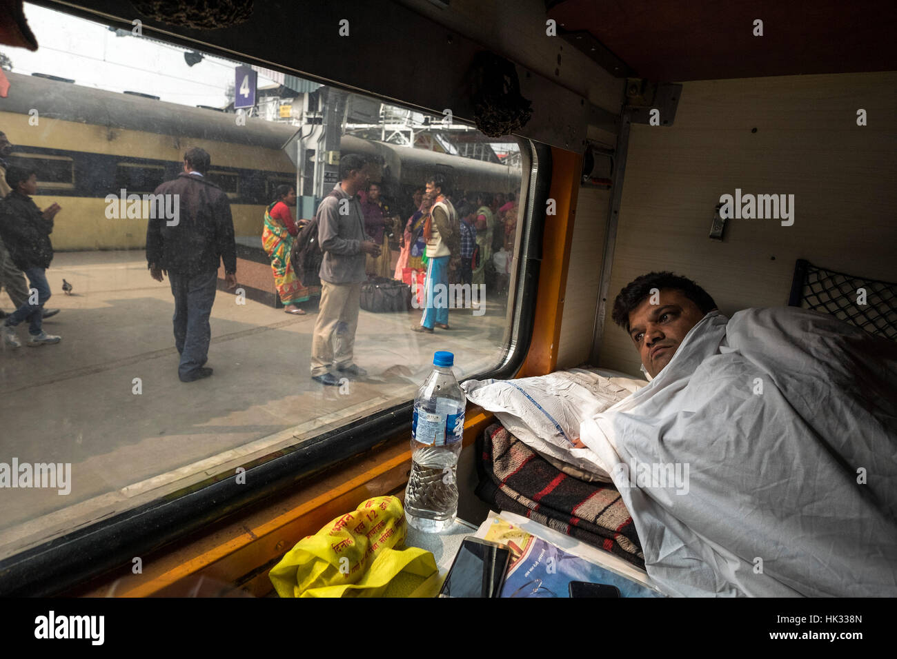India varanasi kolkata train hi-res stock photography and images - Alamy