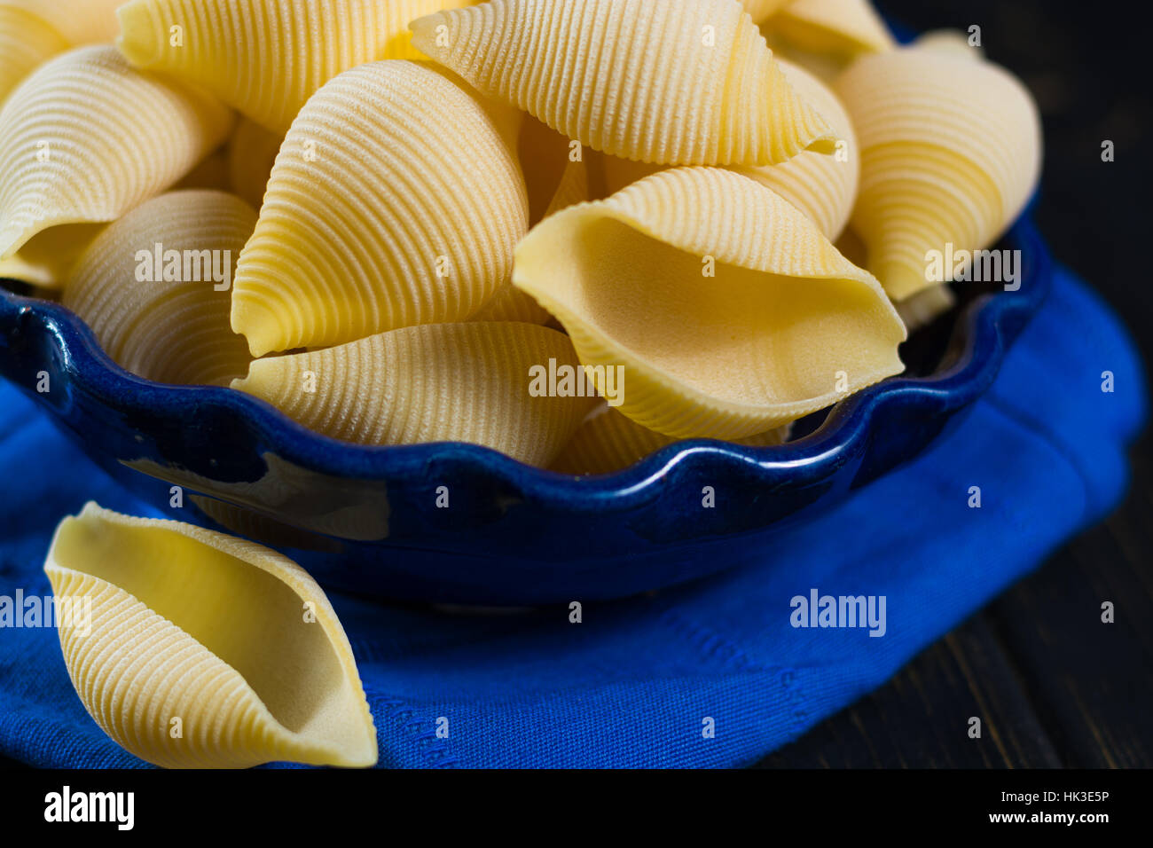 Big Italian pasta shells for stuffing, uncooked Stock Photo - Alamy