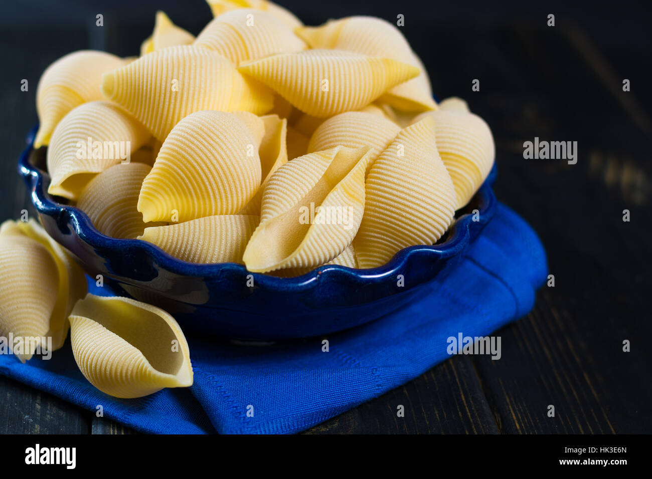 Big Italian pasta shells for stuffing, uncooked Stock Photo - Alamy