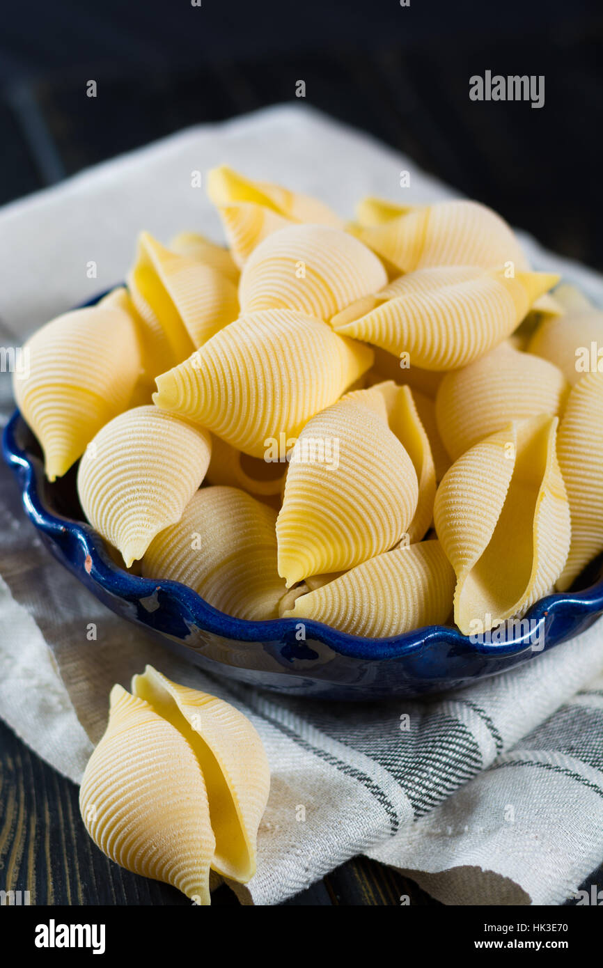 Big Italian pasta shells for stuffing, uncooked Stock Photo - Alamy