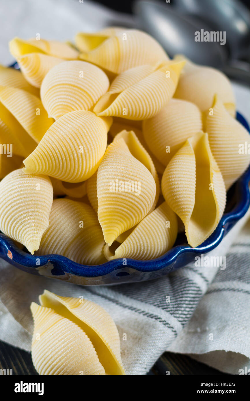 Big Italian pasta shells for stuffing, uncooked Stock Photo - Alamy