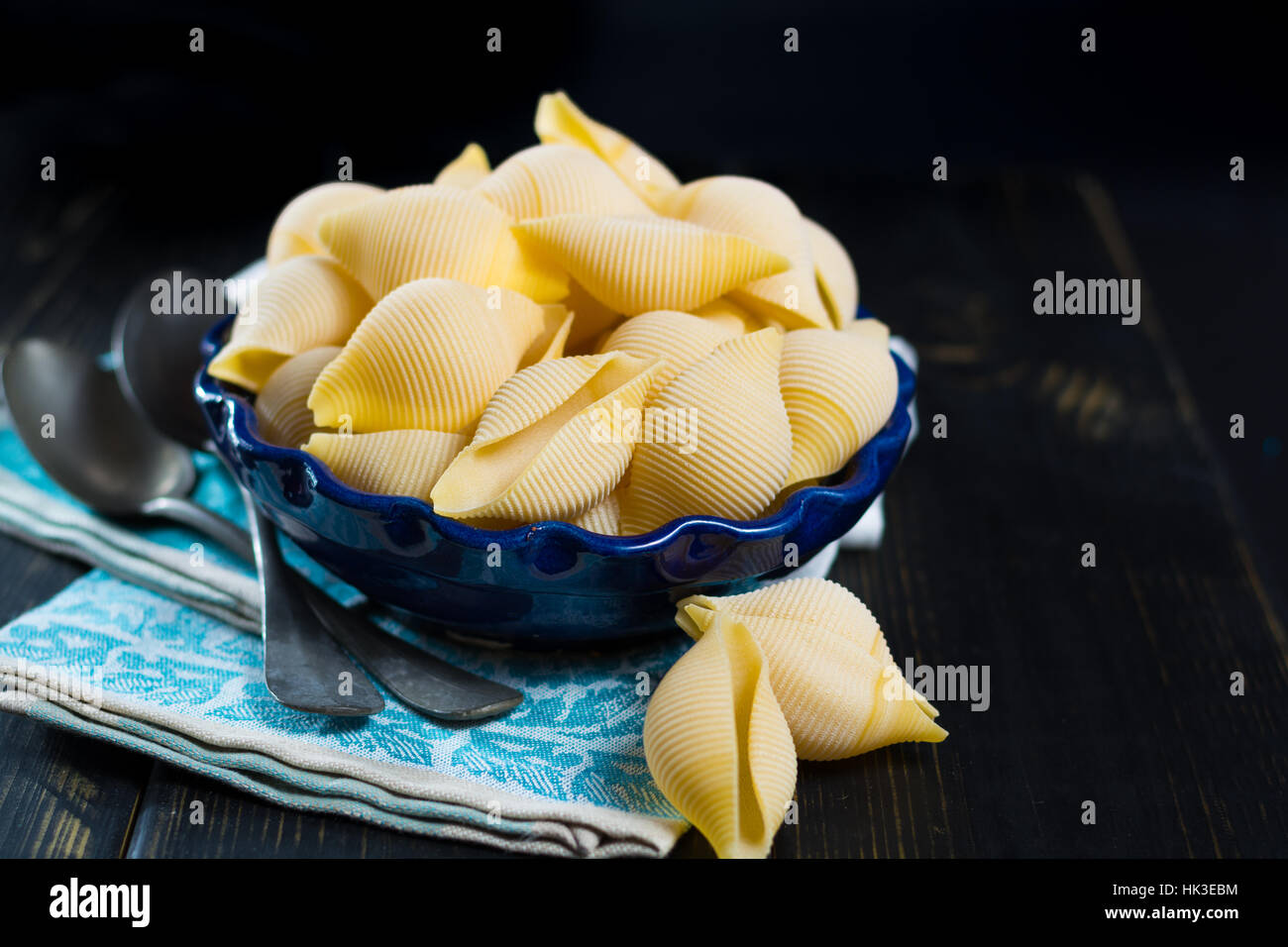 Big Italian pasta shells for stuffing, uncooked Stock Photo - Alamy