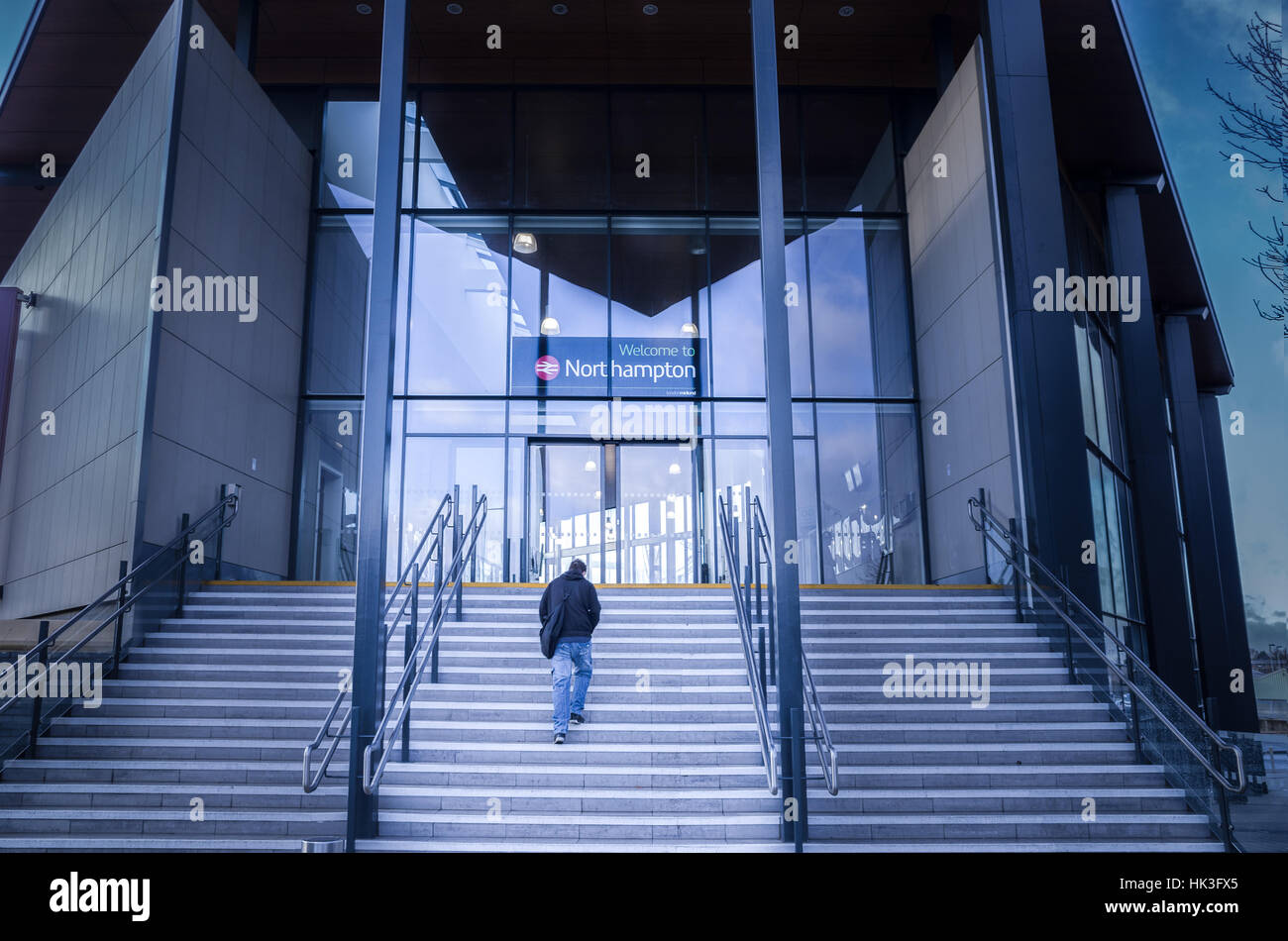 Northampton railway station hi-res stock photography and images - Alamy