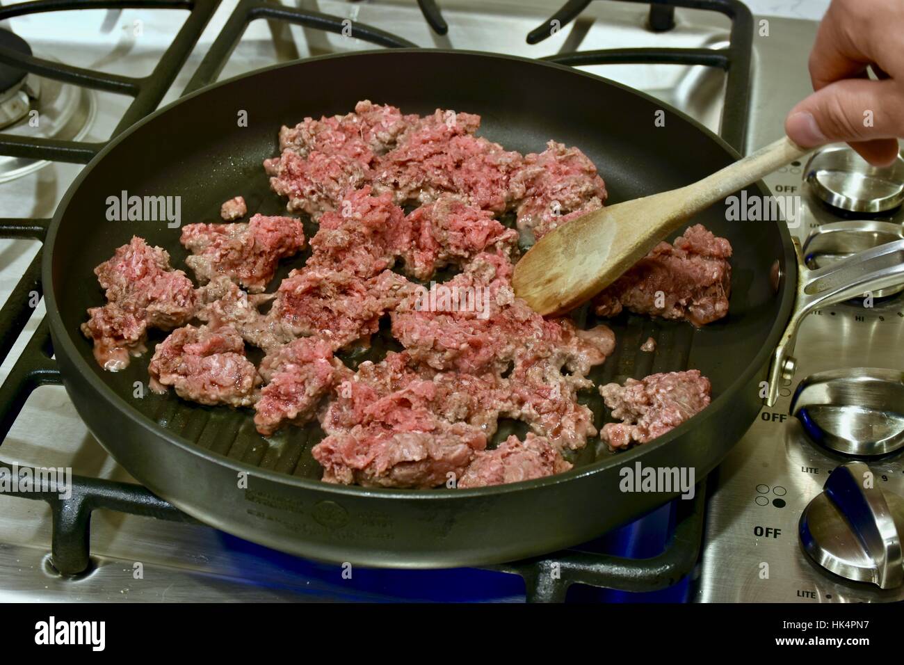 Ground beef cooking on stove hi-res stock photography and images - Alamy