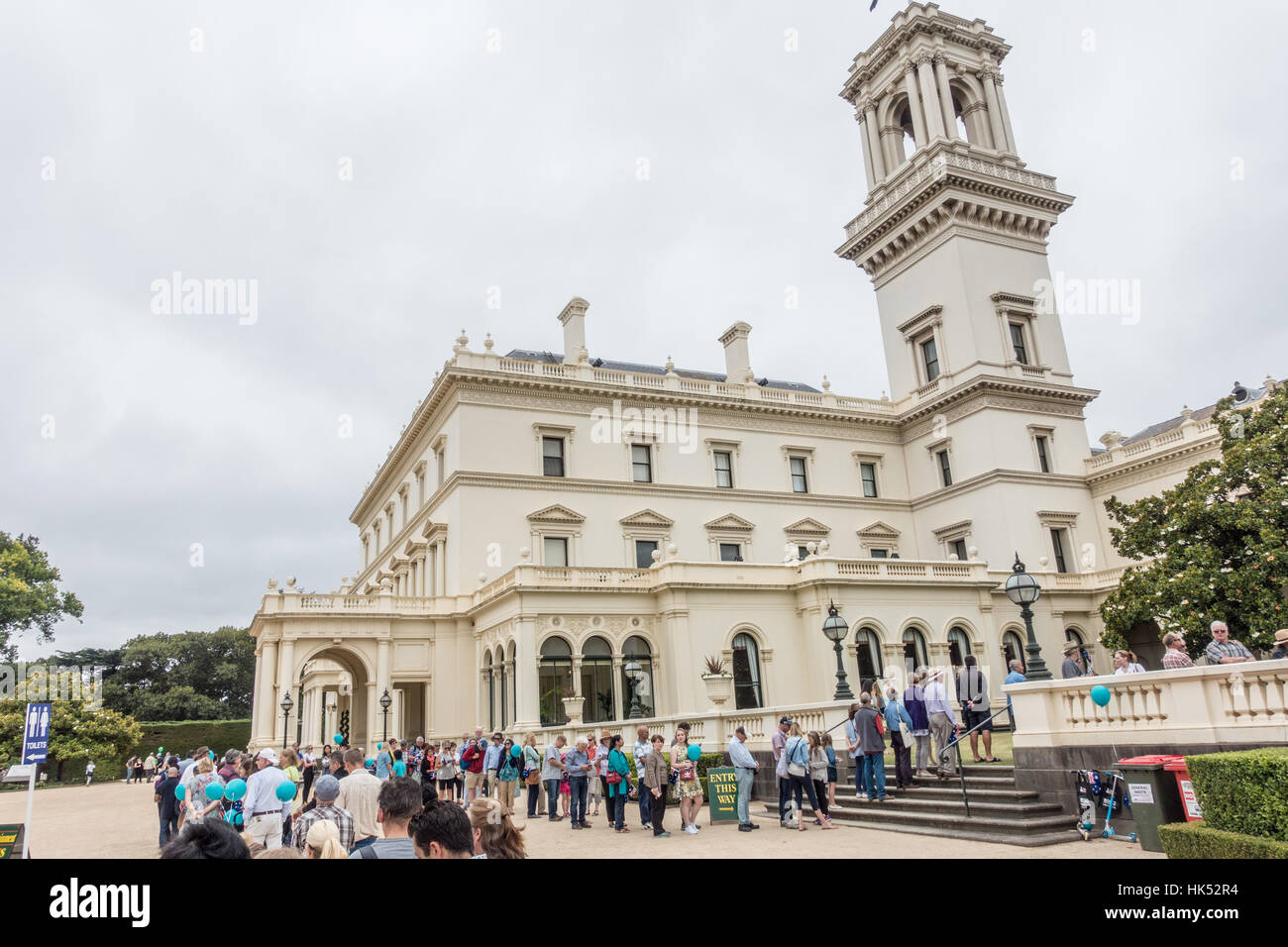 Crowd backdrop hi-res stock photography and images - Alamy