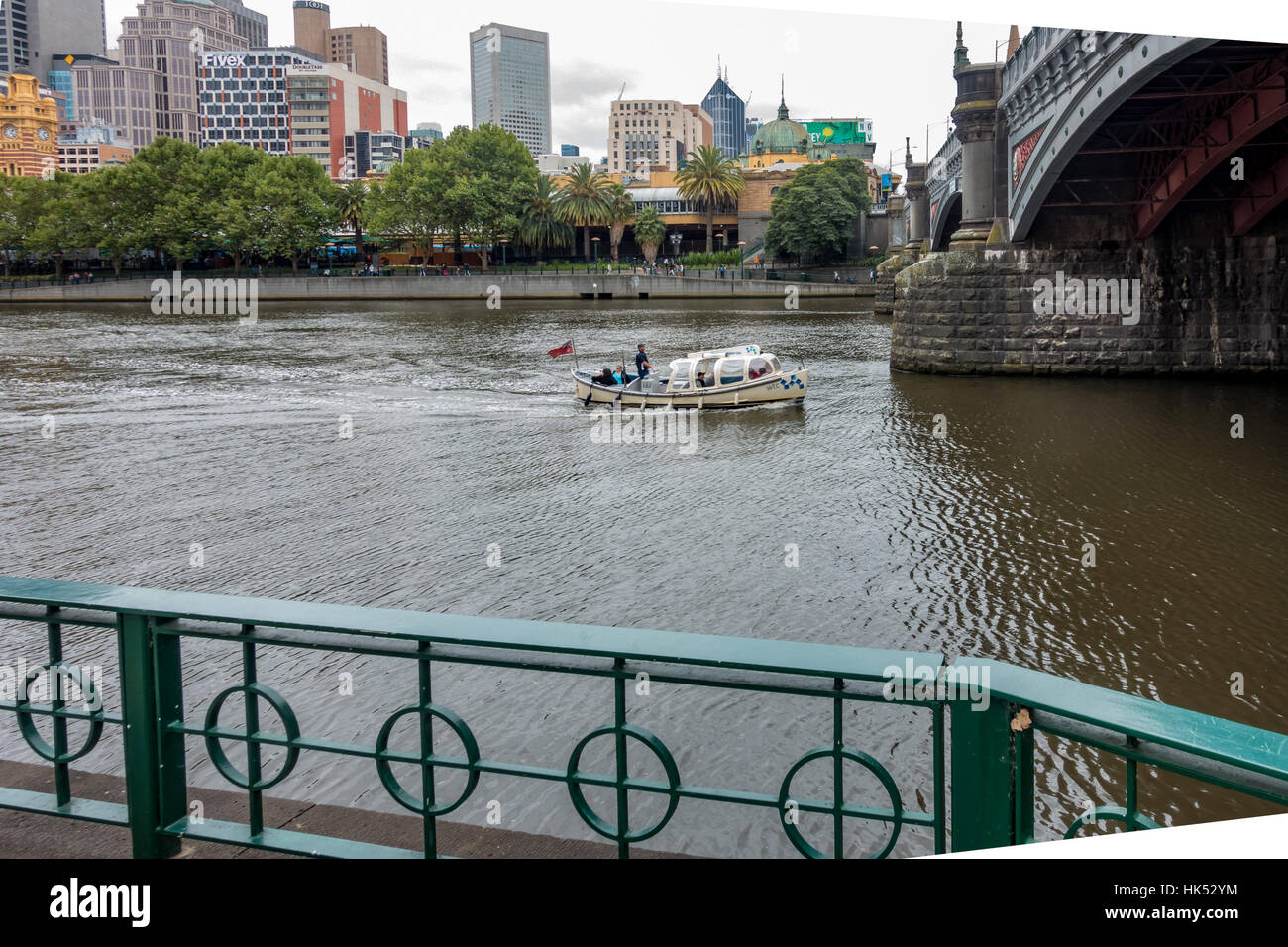 A small boat approaches Princess Gate Bridge, Melbourne, Victoria ...